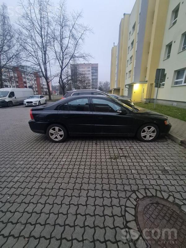 Black Volvo S60 2008 in Riga, with an engine capacity of 2.40 L and mileage of 495 thousand km for 1800 €, photo 3 on AUTOMOTO.COM.LV