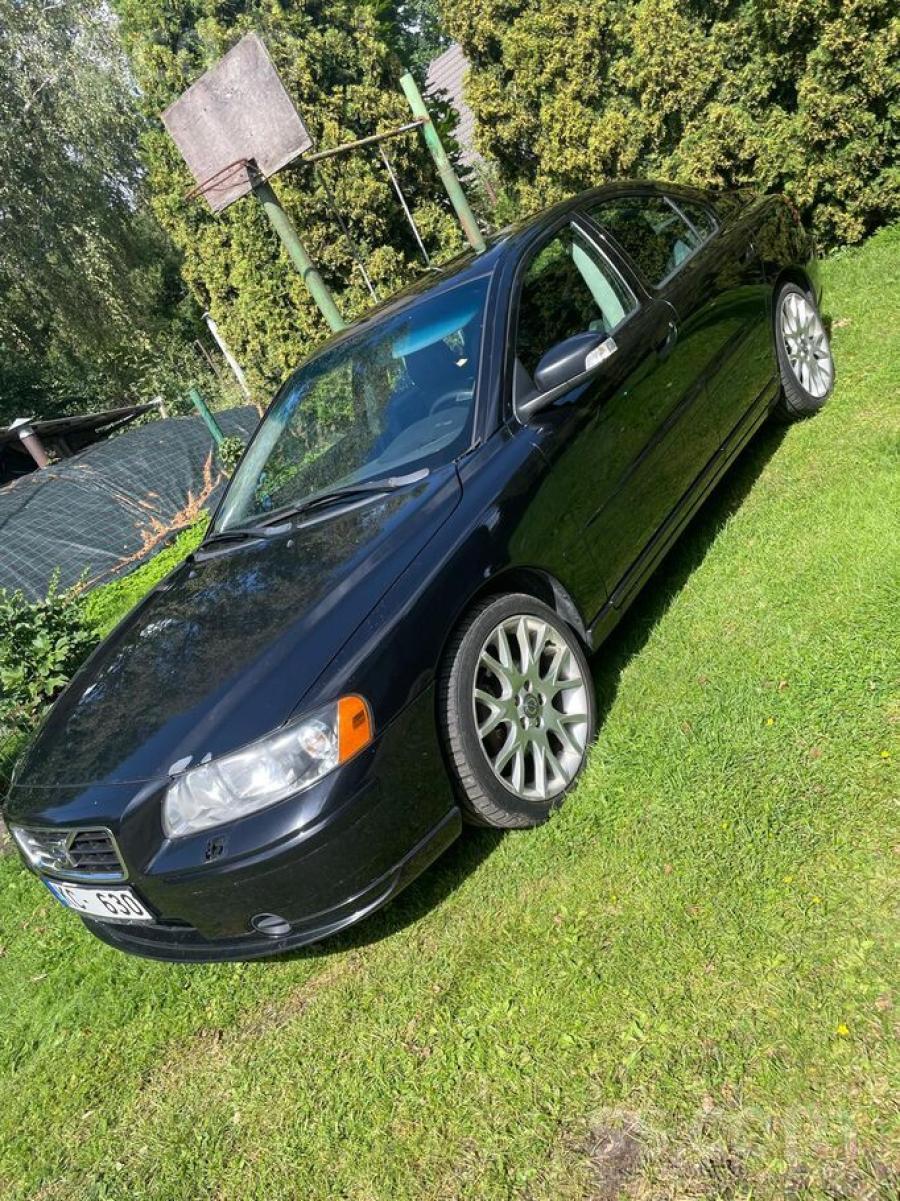 Black Volvo S60 2008 in Riga, with an engine capacity of 2.40 L and mileage of 332 thousand km for 2950 €, photo 3 on AUTOMOTO.COM.LV