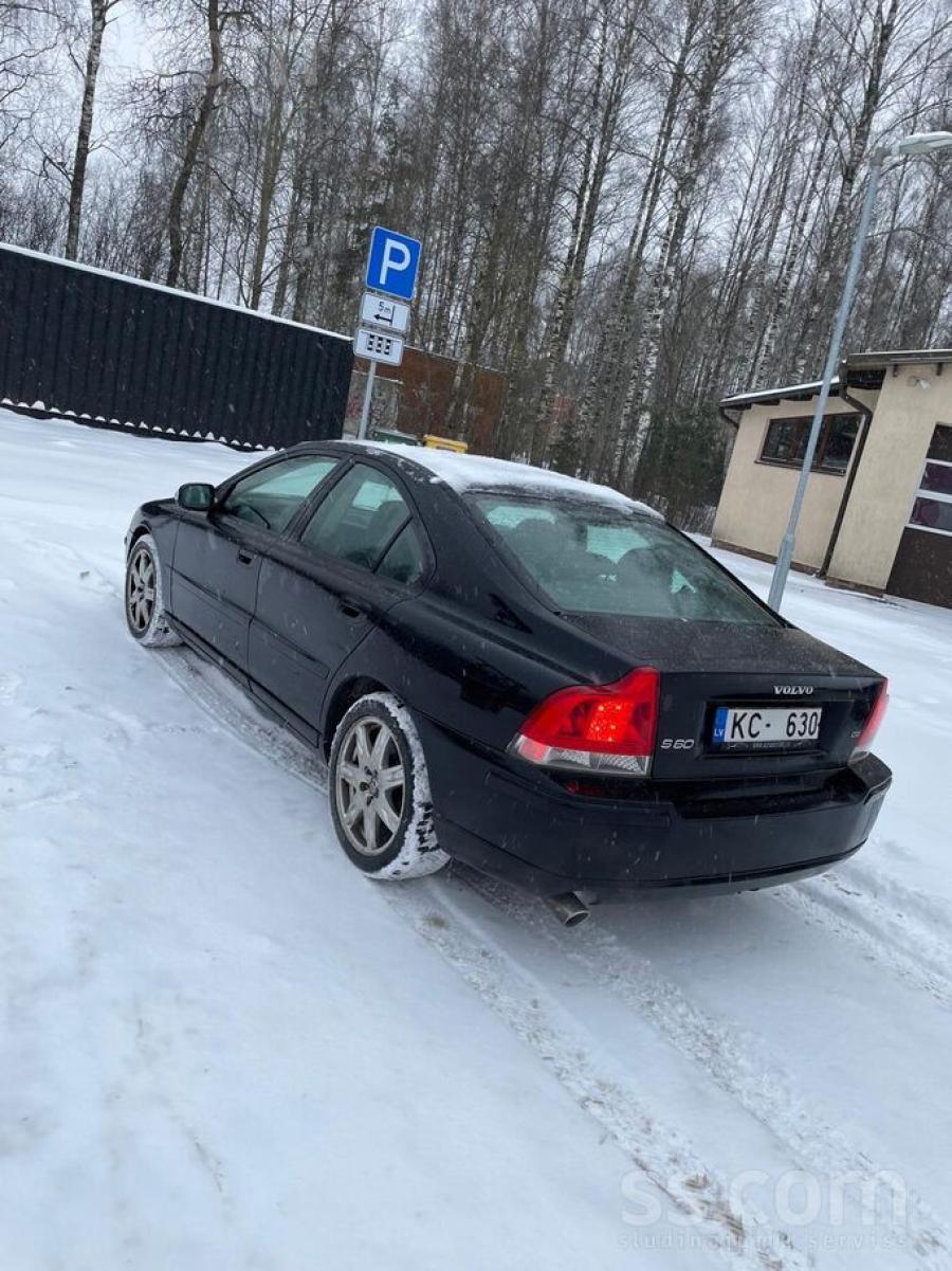 Black Volvo S60 2008 in Riga, with an engine capacity of 2.40 L and mileage of 332 thousand km for 2950 €, photo 5 on AUTOMOTO.COM.LV
