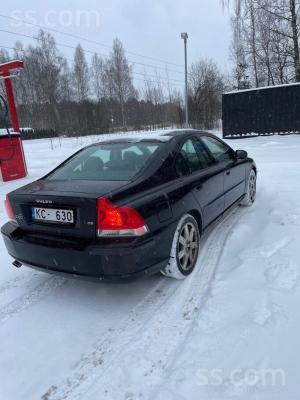 Black Volvo S60 2008 in Riga, with an engine capacity of 2.40 L and mileage of 332 thousand km for 2950 €, photo 9 on AUTOMOTO.COM.LV