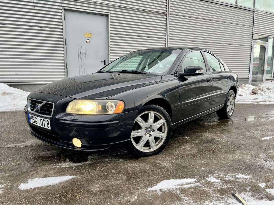 Black Volvo S60 2008 in Vilnius, with an engine capacity of 2.40 L and mileage of 398 thousand km for 1750 €, photo 1 on AUTOMOTO.COM.LV