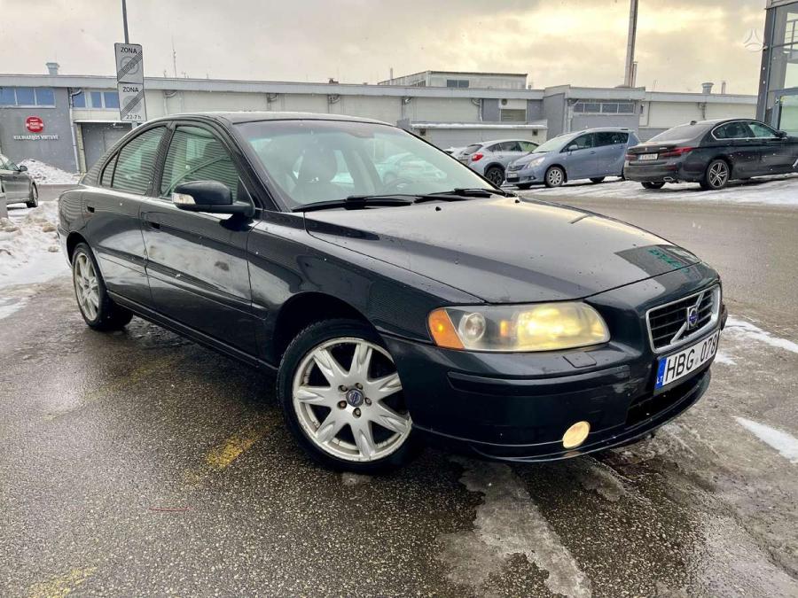 Black Volvo S60 2008 in Vilnius, with an engine capacity of 2.40 L and mileage of 398 thousand km for 1750 €, photo 2 on AUTOMOTO.COM.LV