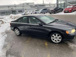 Black Volvo S60 2008 in Vilnius, with an engine capacity of 2.40 L and mileage of 398 thousand km for 1750 €, photo 3 on AUTOMOTO.COM.LV
