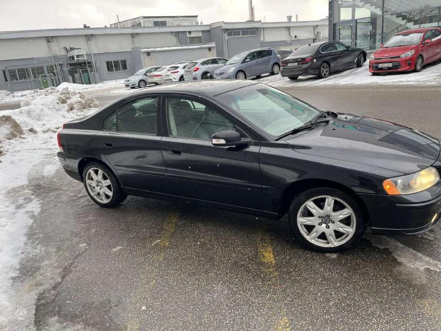 Black Volvo S60 2008 in Vilnius, with an engine capacity of 2.40 L and mileage of 398 thousand km for 1750 €, photo 3 on AUTOMOTO.COM.LV