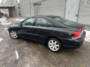 Black Volvo S60 2008 in Vilnius, with an engine capacity of 2.40 L and mileage of 398 thousand km for 1750 €, photo 4 on AUTOMOTO.COM.LV