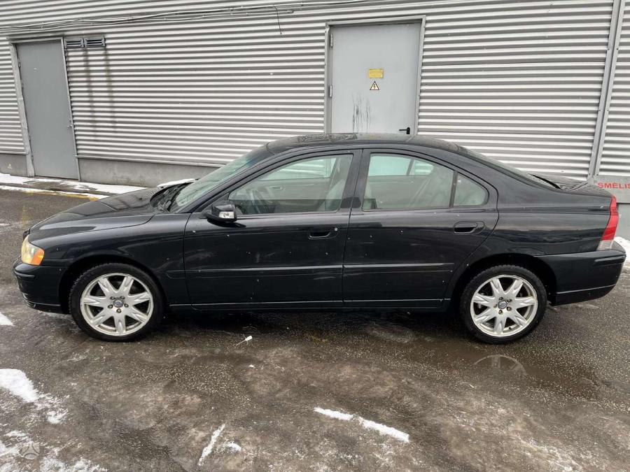 Black Volvo S60 2008 in Vilnius, with an engine capacity of 2.40 L and mileage of 398 thousand km for 1750 €, photo 5 on AUTOMOTO.COM.LV
