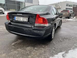 Black Volvo S60 2008 in Vilnius, with an engine capacity of 2.40 L and mileage of 398 thousand km for 1750 €, photo 6 on AUTOMOTO.COM.LV