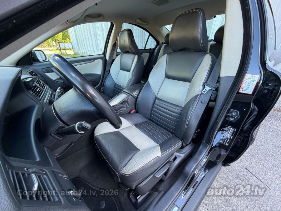 Melns Volvo S60 2008 Paide, ar dzinēja tilpumu 2.40 L un nobraukumu 306 tūkst. km par 4490 €, foto 16 vietnē AUTOMOTO.COM.LV