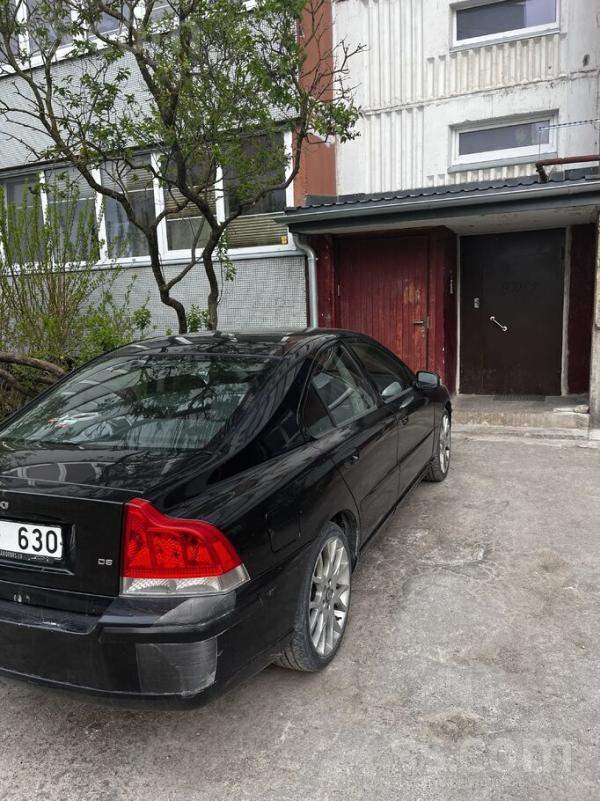 Black Volvo S60 2008 in Jelgava, with an engine capacity of 2.40 L and mileage of 340 thousand km for 3000 €, photo 2 on AUTOMOTO.COM.LV
