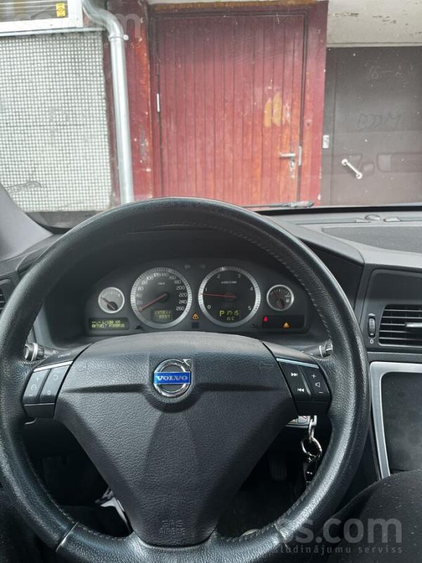 Black Volvo S60 2008 in Jelgava, with an engine capacity of 2.40 L and mileage of 340 thousand km for 3000 €, photo 6 on AUTOMOTO.COM.LV