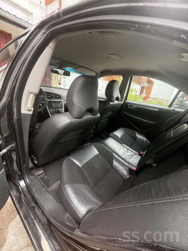 Black Volvo S60 2008 in Jelgava, with an engine capacity of 2.40 L and mileage of 340 thousand km for 3000 €, photo 7 on AUTOMOTO.COM.LV
