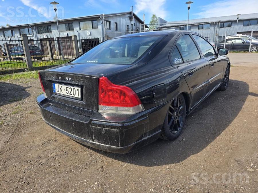 Black Volvo S60 2008 in Riga, with an engine capacity of 2.40 L and mileage of 0 thousand km for 1200 €, photo 4 on AUTOMOTO.COM.LV