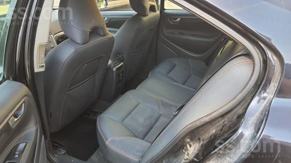 Black Volvo S60 2008 in Riga, with an engine capacity of 2.40 L and mileage of 415 thousand km for 1300 €, photo 4 on AUTOMOTO.COM.LV