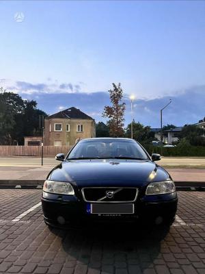 Melns Volvo S60 2008 Viļņa, ar dzinēja tilpumu 2.40 L un nobraukumu 467 tūkst. km par 2000 €, foto  vietnē AUTOMOTO.COM.LV