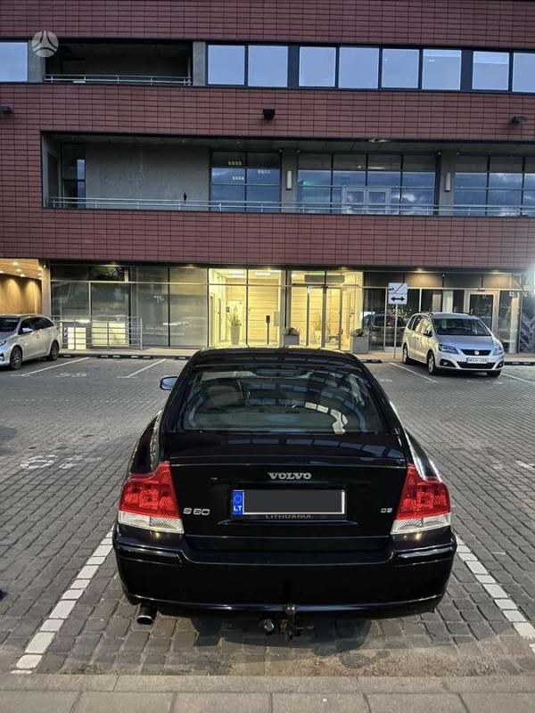 Melns Volvo S60 2008 Viļņa, ar dzinēja tilpumu 2.40 L un nobraukumu 467 tūkst. km par 2000 €, foto 4 vietnē AUTOMOTO.COM.LV