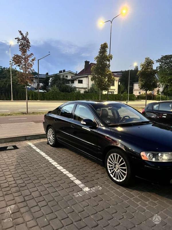 Black Volvo S60 2008 in Vilnius, with an engine capacity of 2.40 L and mileage of 467 thousand km for 2000 €, photo 2 on AUTOMOTO.COM.LV