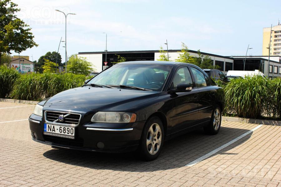 Black Volvo S60 2008 in Riga, with an engine capacity of 2.40 L and mileage of 322 thousand km for 2450 €, photo 1 on AUTOMOTO.COM.LV