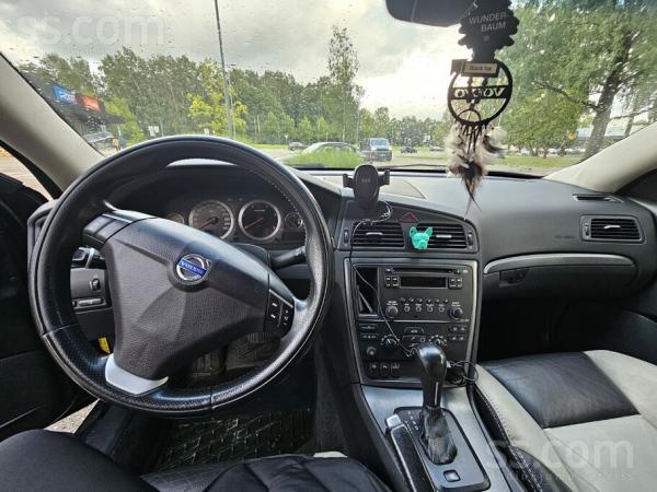 Black Volvo S60 2008 in Riga, with an engine capacity of 2.40 L and mileage of 307 thousand km for 3900 €, photo 9 on AUTOMOTO.COM.LV