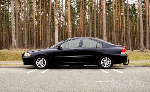 Black Volvo S60 2009 in Riga, with an engine capacity of 2.40 L and mileage of 284 thousand km for 4890 €, photo 4 on AUTOMOTO.COM.LV