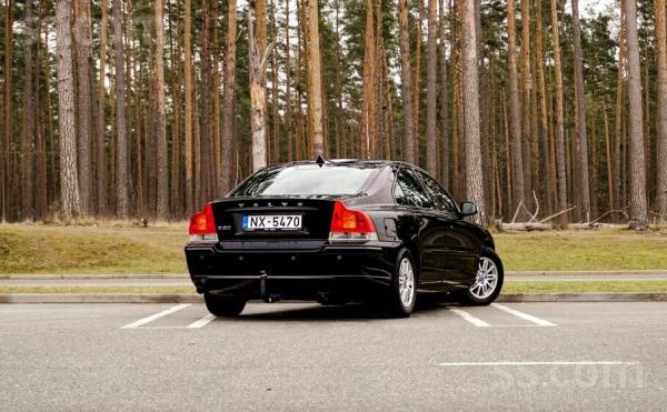 Black Volvo S60 2009 in Riga, with an engine capacity of 2.40 L and mileage of 284 thousand km for 4890 €, photo 5 on AUTOMOTO.COM.LV