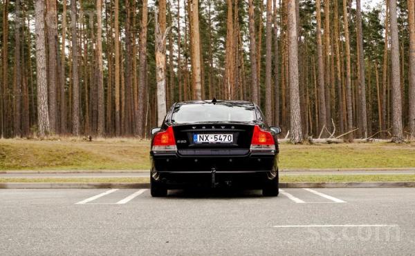 Black Volvo S60 2009 in Riga, with an engine capacity of 2.40 L and mileage of 284 thousand km for 4890 €, photo 6 on AUTOMOTO.COM.LV