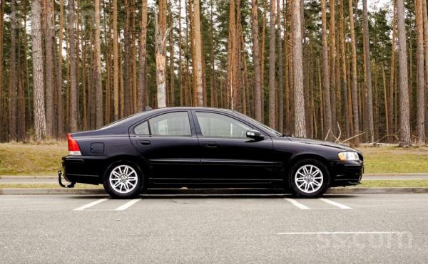 Black Volvo S60 2009 in Riga, with an engine capacity of 2.40 L and mileage of 284 thousand km for 4890 €, photo 8 on AUTOMOTO.COM.LV