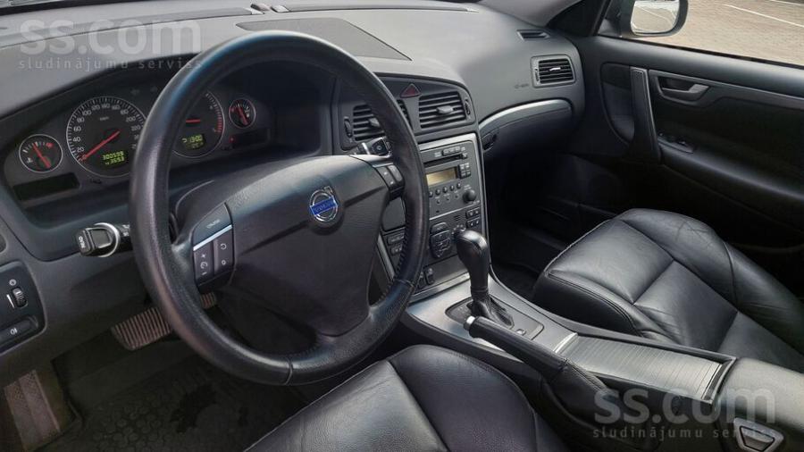 Black Volvo S60 2009 in Riga, with an engine capacity of 2.40 L and mileage of 300 thousand km for 3450 €, photo 4 on AUTOMOTO.COM.LV