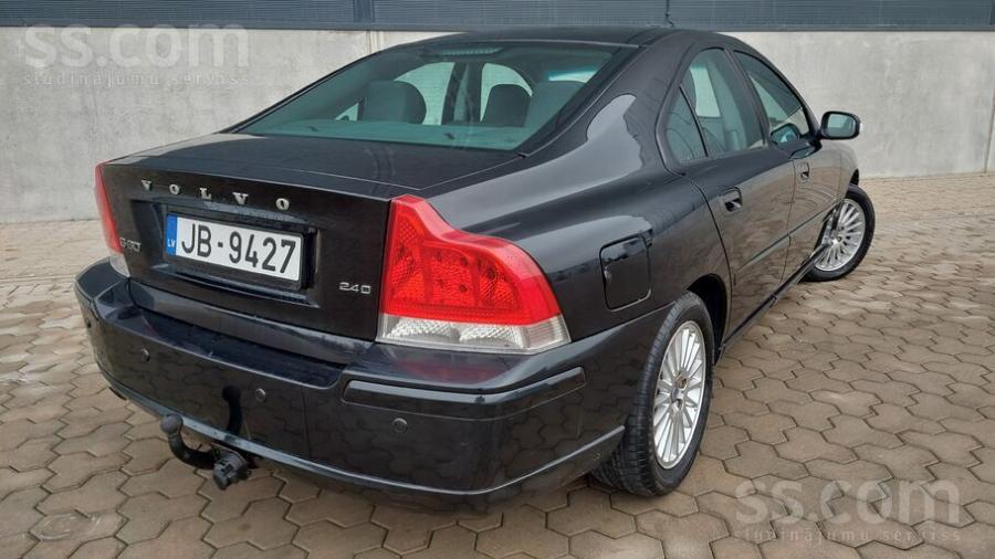 Black Volvo S60 2009 in Riga, with an engine capacity of 2.40 L and mileage of 300 thousand km for 3450 €, photo 6 on AUTOMOTO.COM.LV
