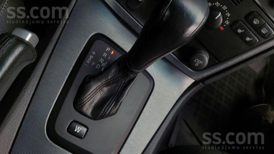 Black Volvo S60 2009 in Riga, with an engine capacity of 2.40 L and mileage of 300 thousand km for 3450 €, photo 16 on AUTOMOTO.COM.LV