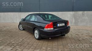 Black Volvo S60 2009 in Riga, with an engine capacity of 2.40 L and mileage of 300 thousand km for 3450 €, photo 23 on AUTOMOTO.COM.LV