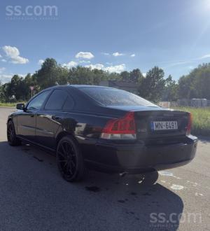 Black Volvo S60 2009 in Aizkraukle, with an engine capacity of 2.40 L and mileage of 292 thousand km for 2100 €, photo 4 on AUTOMOTO.COM.LV