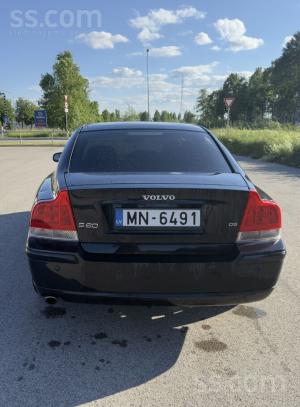 Black Volvo S60 2009 in Aizkraukle, with an engine capacity of 2.40 L and mileage of 292 thousand km for 2100 €, photo 5 on AUTOMOTO.COM.LV