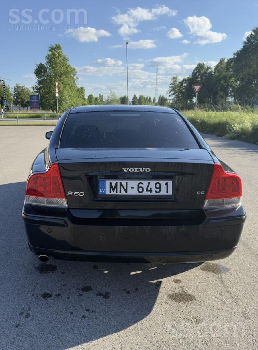 Black Volvo S60 2009 in Aizkraukle, with an engine capacity of 2.40 L and mileage of 292 thousand km for 2100 €, photo 5 on AUTOMOTO.COM.LV