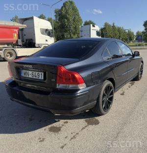 Black Volvo S60 2009 in Aizkraukle, with an engine capacity of 2.40 L and mileage of 292 thousand km for 2100 €, photo 6 on AUTOMOTO.COM.LV