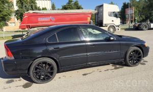 Black Volvo S60 2009 in Aizkraukle, with an engine capacity of 2.40 L and mileage of 292 thousand km for 2100 €, photo 7 on AUTOMOTO.COM.LV