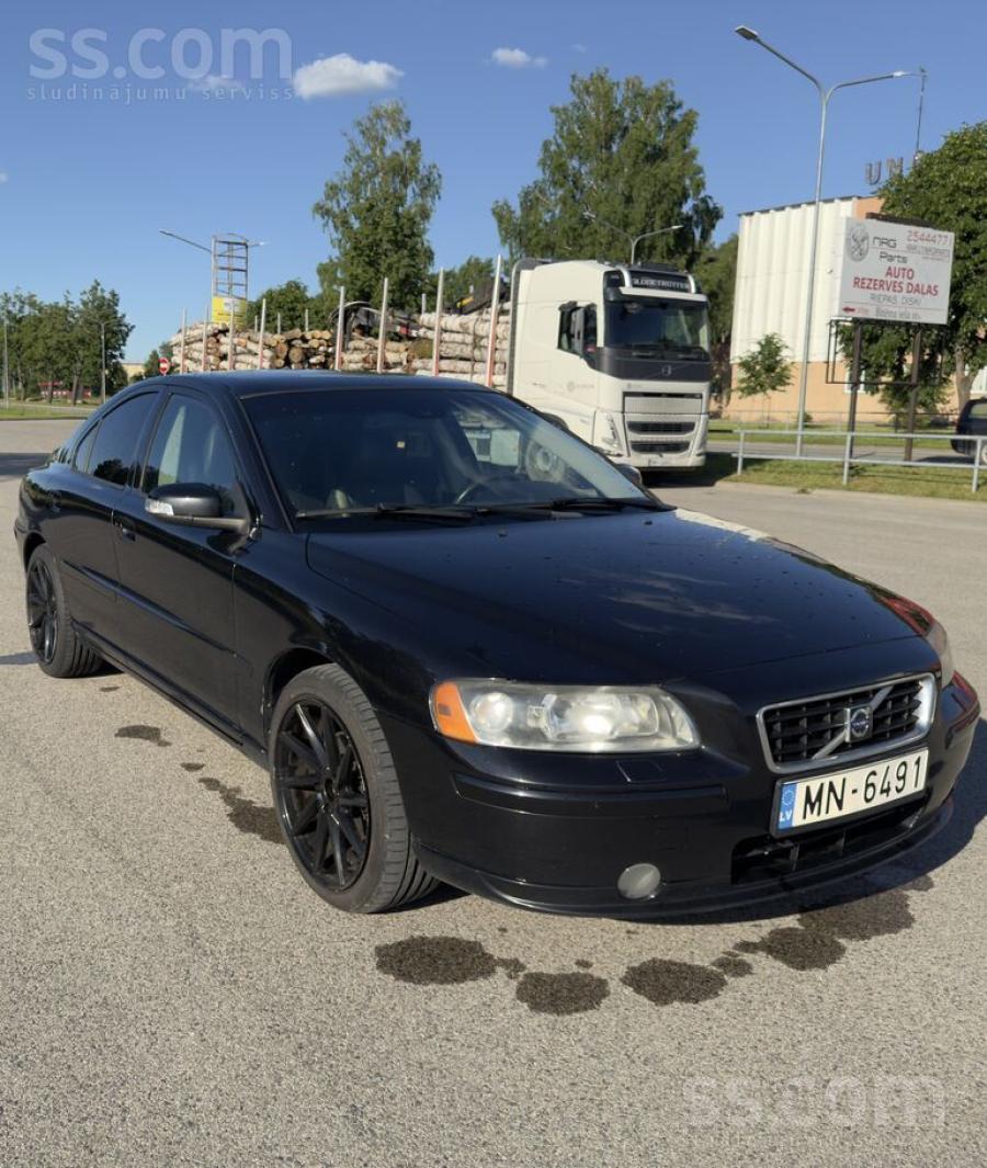 Black Volvo S60 2009 in Aizkraukle, with an engine capacity of 2.40 L and mileage of 292 thousand km for 2100 €, photo 8 on AUTOMOTO.COM.LV