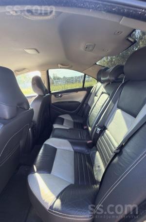 Black Volvo S60 2009 in Aizkraukle, with an engine capacity of 2.40 L and mileage of 292 thousand km for 2100 €, photo 10 on AUTOMOTO.COM.LV