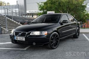 Black Volvo S60 2009 in Riga, with an engine capacity of 2.40 L and mileage of 293 thousand km for 3250 €, photo  on AUTOMOTO.COM.LV