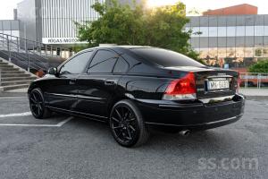 Black Volvo S60 2009 in Riga, with an engine capacity of 2.40 L and mileage of 293 thousand km for 3250 €, photo 3 on AUTOMOTO.COM.LV