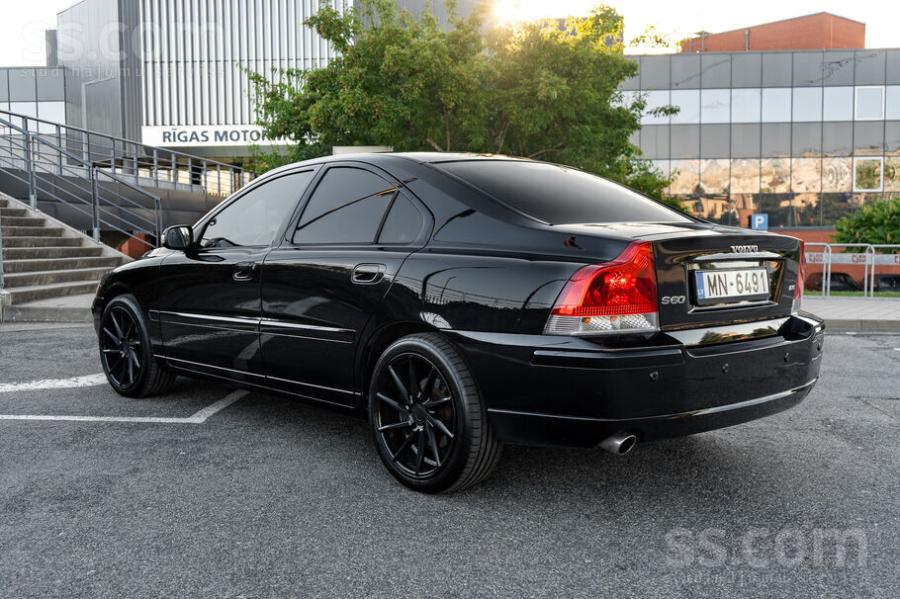 Black Volvo S60 2009 in Riga, with an engine capacity of 2.40 L and mileage of 293 thousand km for 3250 €, photo 3 on AUTOMOTO.COM.LV