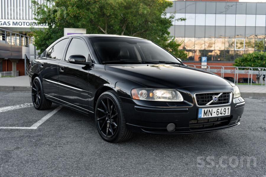Black Volvo S60 2009 in Riga, with an engine capacity of 2.40 L and mileage of 293 thousand km for 3250 €, photo 4 on AUTOMOTO.COM.LV