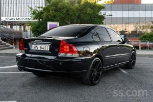 Black Volvo S60 2009 in Riga, with an engine capacity of 2.40 L and mileage of 293 thousand km for 3250 €, photo 5 on AUTOMOTO.COM.LV