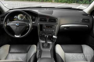 Black Volvo S60 2009 in Riga, with an engine capacity of 2.40 L and mileage of 293 thousand km for 3250 €, photo 8 on AUTOMOTO.COM.LV