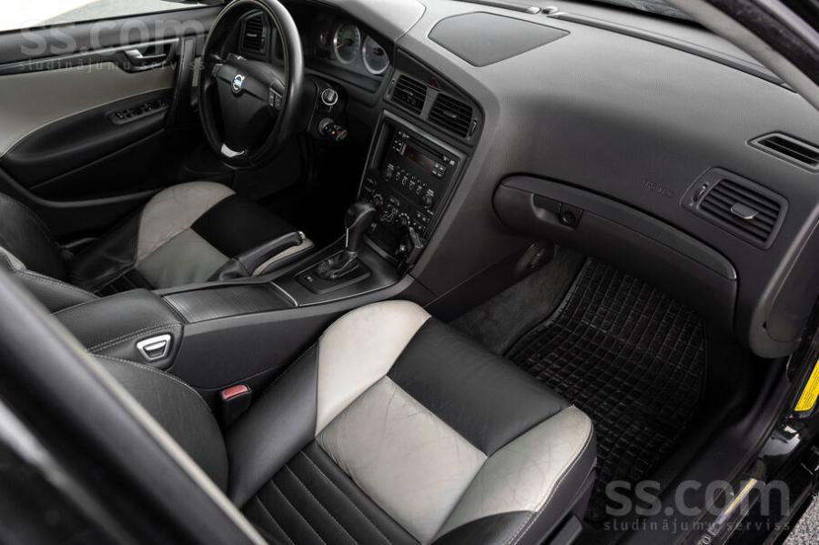 Black Volvo S60 2009 in Riga, with an engine capacity of 2.40 L and mileage of 293 thousand km for 3250 €, photo 9 on AUTOMOTO.COM.LV
