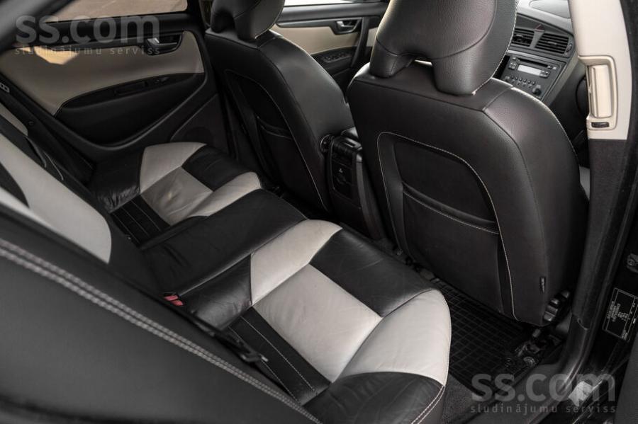 Black Volvo S60 2009 in Riga, with an engine capacity of 2.40 L and mileage of 293 thousand km for 3250 €, photo 10 on AUTOMOTO.COM.LV