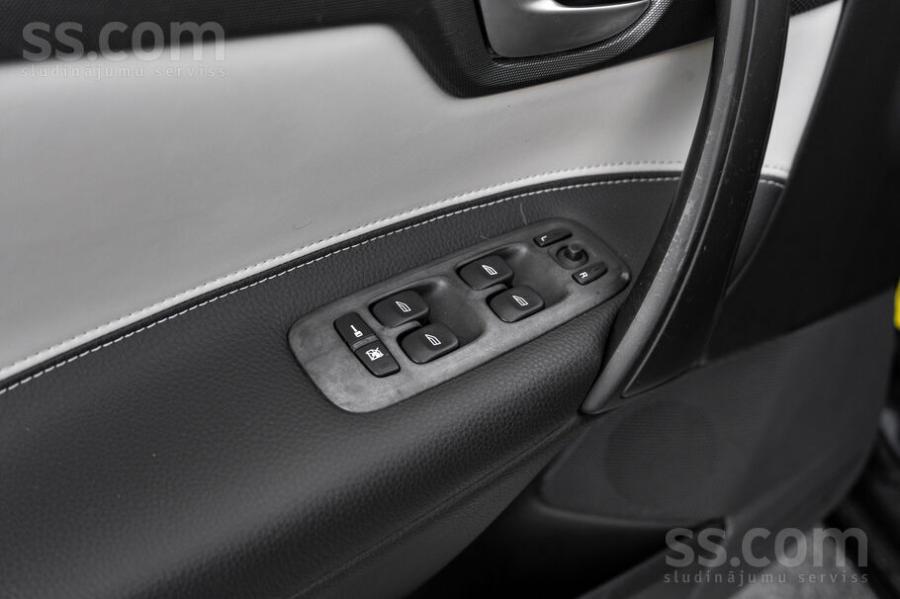 Black Volvo S60 2009 in Riga, with an engine capacity of 2.40 L and mileage of 293 thousand km for 3250 €, photo 11 on AUTOMOTO.COM.LV