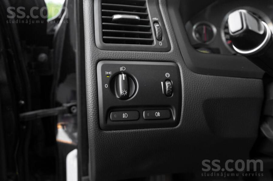 Black Volvo S60 2009 in Riga, with an engine capacity of 2.40 L and mileage of 293 thousand km for 3250 €, photo 12 on AUTOMOTO.COM.LV