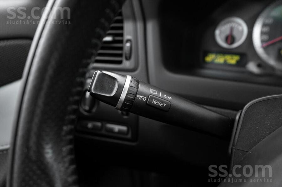 Black Volvo S60 2009 in Riga, with an engine capacity of 2.40 L and mileage of 293 thousand km for 3250 €, photo 15 on AUTOMOTO.COM.LV