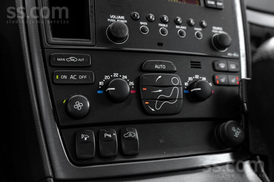 Black Volvo S60 2009 in Riga, with an engine capacity of 2.40 L and mileage of 293 thousand km for 3250 €, photo 16 on AUTOMOTO.COM.LV