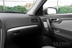 Black Volvo S60 2009 in Riga, with an engine capacity of 2.40 L and mileage of 293 thousand km for 3250 €, photo 18 on AUTOMOTO.COM.LV
